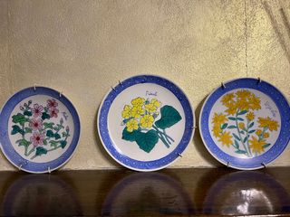 N. 3 piatti in fine porcellana decorati 