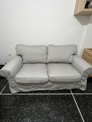 Vendo divano 2 posti tenuto bene ed usato poco