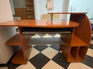 Scrivania Ikea con ripiani