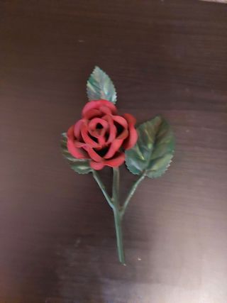 Rosa in metallo prodotta e dipinta a mano