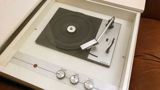 Divano design Munari fine anni '60 + giradischi