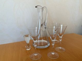 Bicchieri da liquore e bottiglia