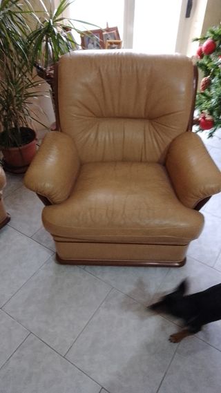 salotto in vera pelle con bordi in noce