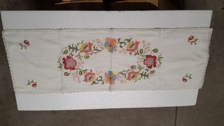 runner ricamato a mano  