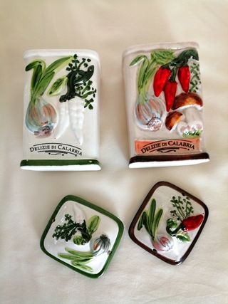 due vasetti con coperchio in ceramica 