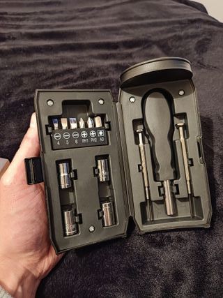 Piccolo kit di attrezzi per l'auto