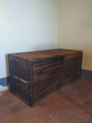 Baule in legno con scomparto
