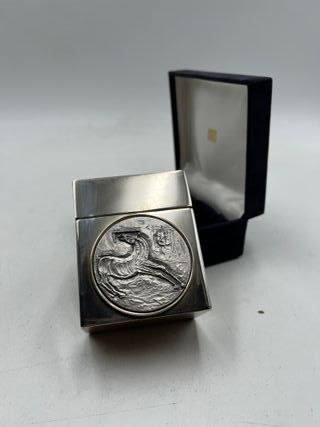 Portacarte in bronzo con la cavalcata di Cassinari