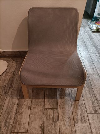 poltrona comoda grigia con tessuto a rete teso 