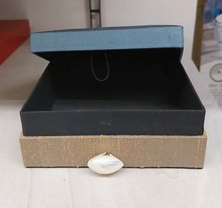 Scatoletta beige e azzurra con chiusura madreperla