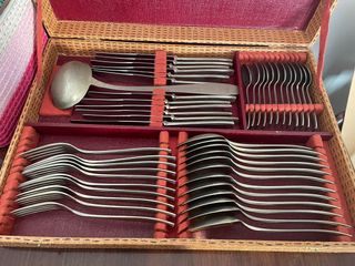 Set di posate in argento. 