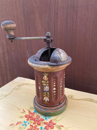 Antico macinino per caffè in ferro