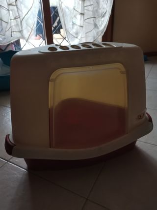 Toilette chiusa angolare per gatti. 