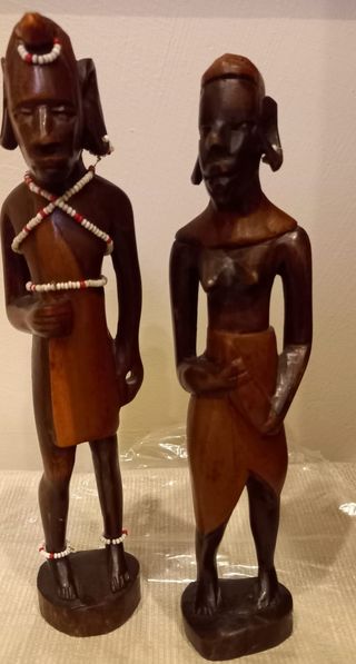 Statuine etniche in legno