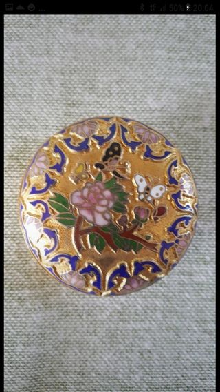 Piccolo contenitore rotondo in ottone e smalti 