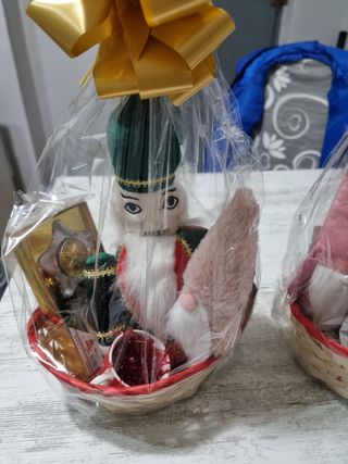 Cesto con composizione di Gnomi