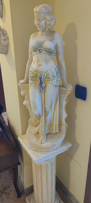 Statua in gesso con base