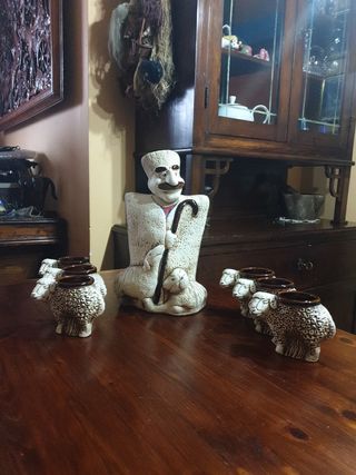 Bottiglia e 6 bicchieri in ceramica. Pastore con l