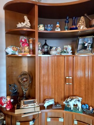 sala da pranzo con tavolo e sedie 