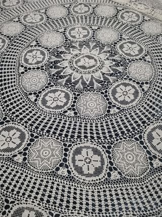 Tovaglia fatta ad uncinetto. Colore bianco.