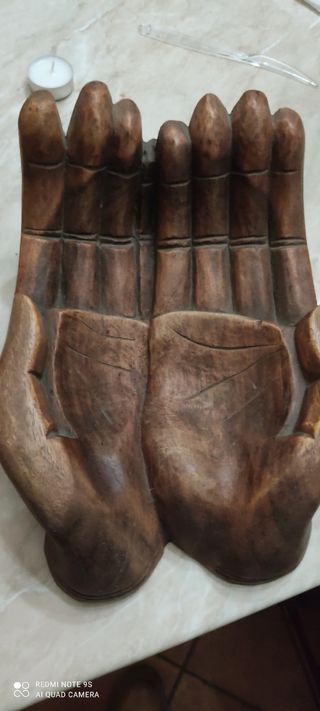 centrotavola o svuota tasche mani di legno