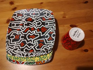 4 piatti e 1 tazza Keith Hering 