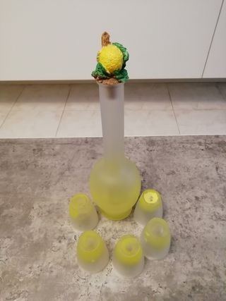 Bottiglia liquore con bicchierini