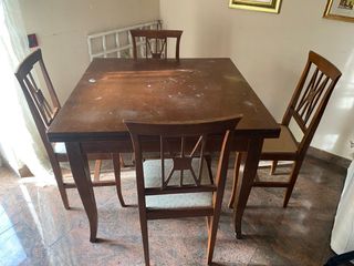 Tavolo allungabile con quattro sedie e vetrina