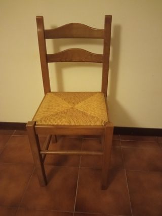 quattro sedie in legno