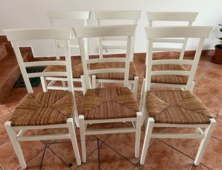 Sedie di legno con seduta di paglia