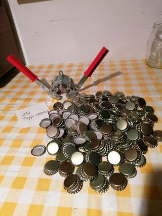 tappatrice e tappi corona per bottiglie