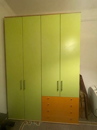 Armadio, scrivania e due comodini
