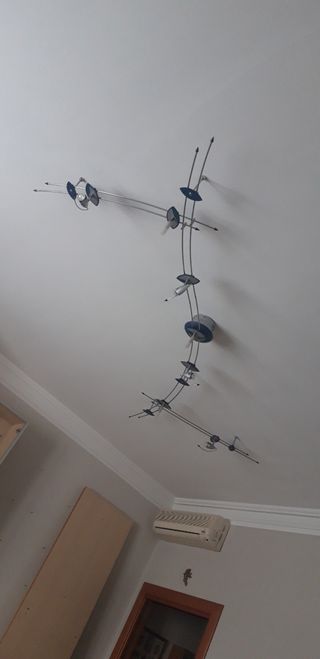 lampadario con faretti colore blu e acciaio