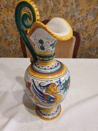 Brocca decorata in ceramica Raffaellesco Deruta