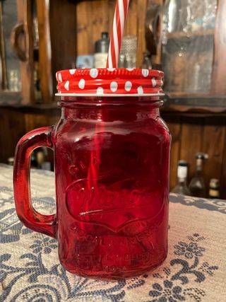 Bicchiere in vetro rosso per bibita