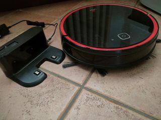 Robot aspirapolvere e lavapavimenti