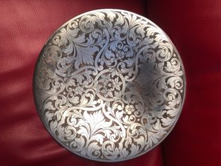 Piatto argento con motivi floreali 