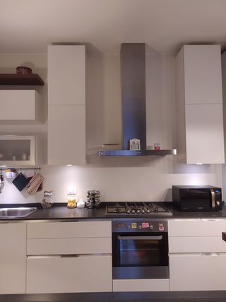 cucina laccata bianco opaco con elettrodomestici