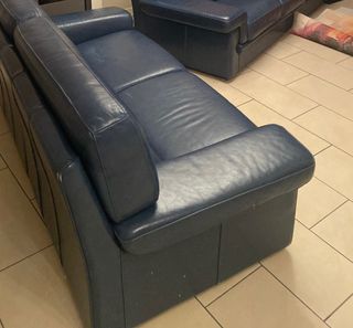 Divano pelle blu di 2 mt. metto foto dei difetti 