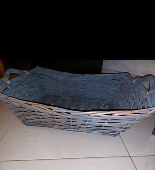 cesta blu in vimini con manici