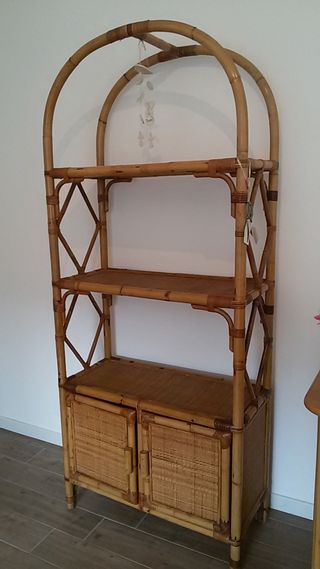 Mobile a ripiani in giunco