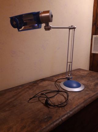 lampada da tavolo snodabile e orientabile