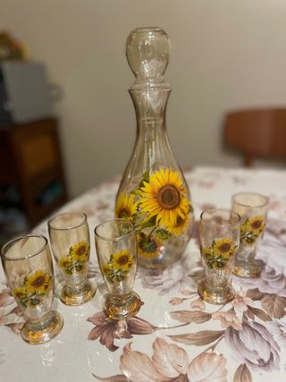 Bottiglia con 5 bicchieri +vaso cordonato