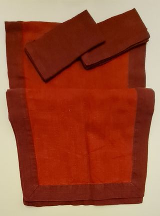 Runner con tovaglioli in lino bordeaux e borgogna