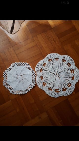 N.2 centrini vintage fatti a mano. cm.16 e 23