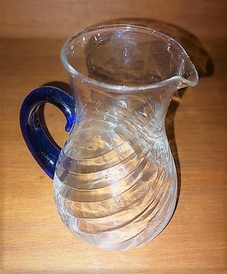 Caraffa in vetro manico blu