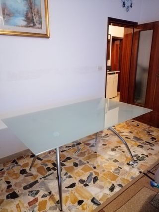 Tavolo in vetro temperato opaco e acciaio 