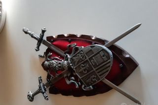 Quadro con spade incrociate.