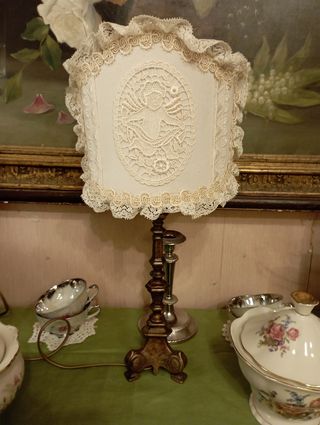 lampada da tavolo antica con ventola di pizzo 