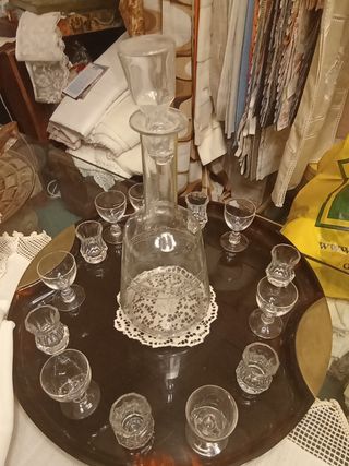 bottiglia antica con 13 bicchierini